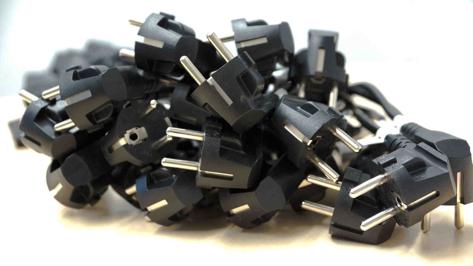 Stromspannung und Stecker in Kolumbien - Leben unter Palmen